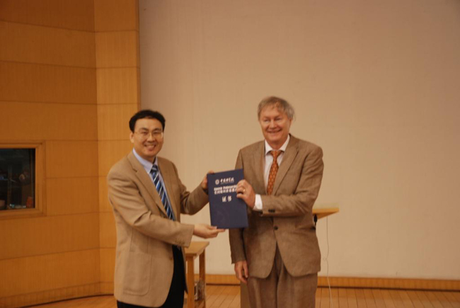 中国科学院爱因斯坦讲席教授Michael Gratzel来物理所进行学术访问 - 中国科学院物理研究所